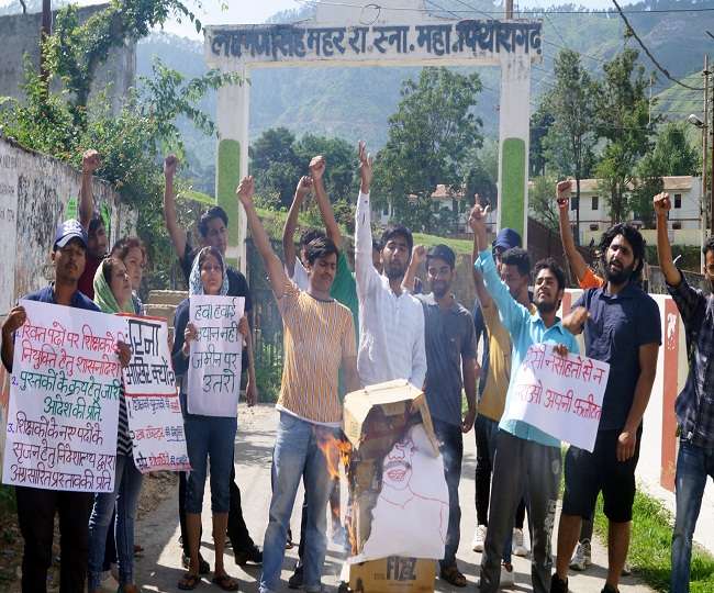बयान से भड़के छात्रों ने कहा कि सीएम के नसीहत देने की बजाए शिक्षकों व ...