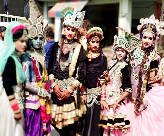 शोभायात्रा में सजी राधा-कृष्ण की झांकियां, निकली भोले की बारात ...