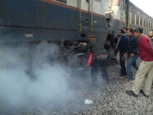 बर्निंग ट्रेन बनते बची मालगाड़ी, ब्रेक जाम होने से इंजन के पहियों में ...