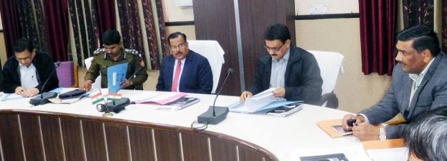 नकल करने और कराने वाले जाएंगे जेल : डीएम - dm meeting