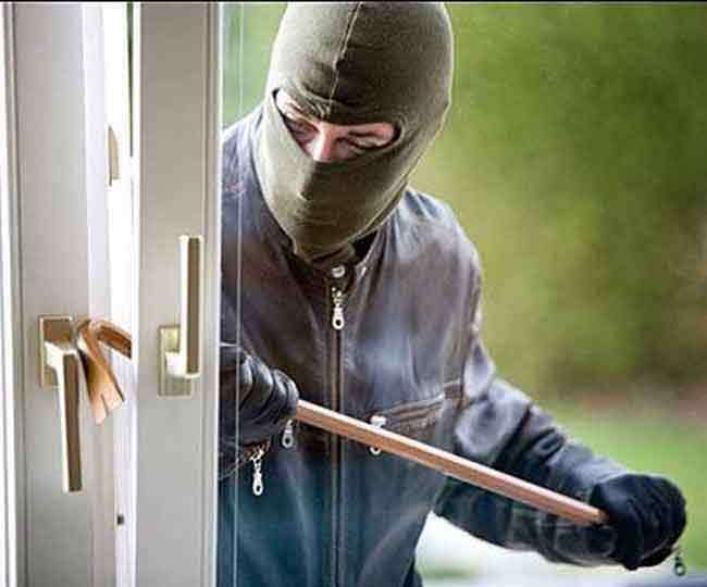 घर के ताले तोड़कर नकदी सहित लाखों के जेवरात उड़ाए - Thefting in lock ...