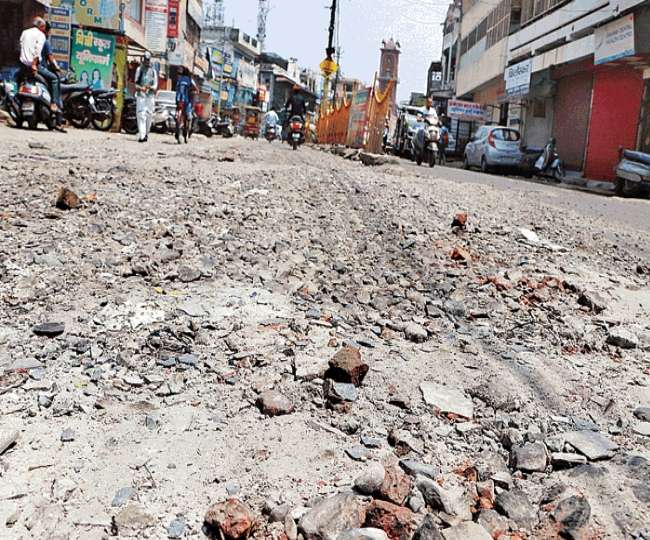 जनाब! ये मेरठ की सड़कें हैं, संभलिए नहीं तो फुटबाल की तरह उछलेंगे आप ...