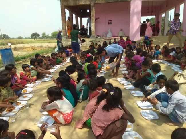 जयकारों से गूंजा मां शीतला का धाम, श्रद्धालुओं ने टेका मत्था