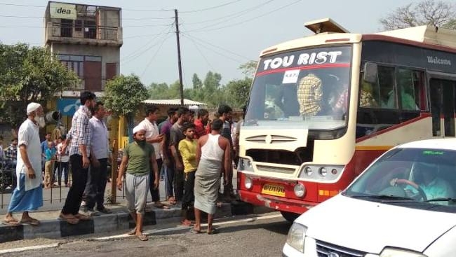 हाईवे पर बस व डीसीएम स्टाफ में मारपीट
