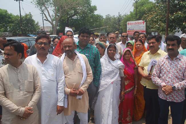 सपा को झटका, हाथरस की जिला पंचायत अध्यक्ष ओमवती की छिनी कुर्सी Hathras ...