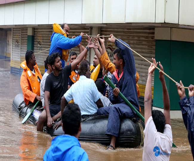 केरल बाढ़: आज राहत-शिविरों की समीक्षा करेंगे CM, नौसेना का 'ऑपरेशन मदद ...
