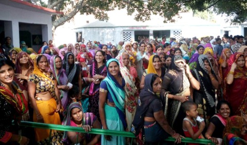 राशन दुकान आवंटन को लेकर हंगामा - diputer with rashan shop in tundla