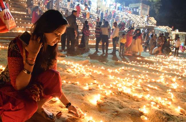 काशी में देव दीपावली पर मां गंगा ने पहना दीपों का अनोखा चंद्रहार, दिखा ...