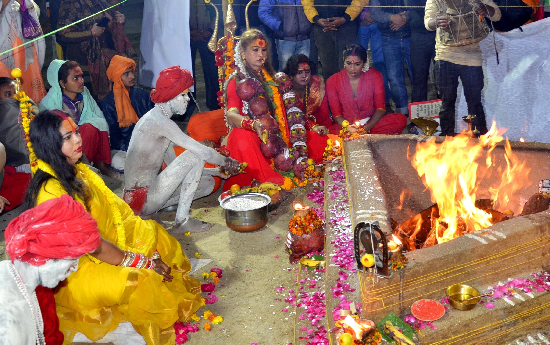 Kumbh mela 2019 : कुंभ नगरी में 33 कोटि देवों को साधने के तप में रमे ...