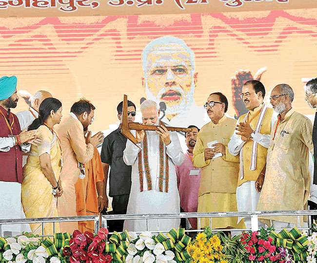 शहरी विकास के बाद अब पीएम मोदी का गांव के विकास की ओर रुख