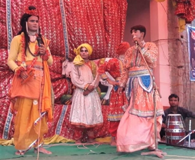 रासलीला देखकर लोग हुए मंत्र मुग्ध - Seeing Rasli