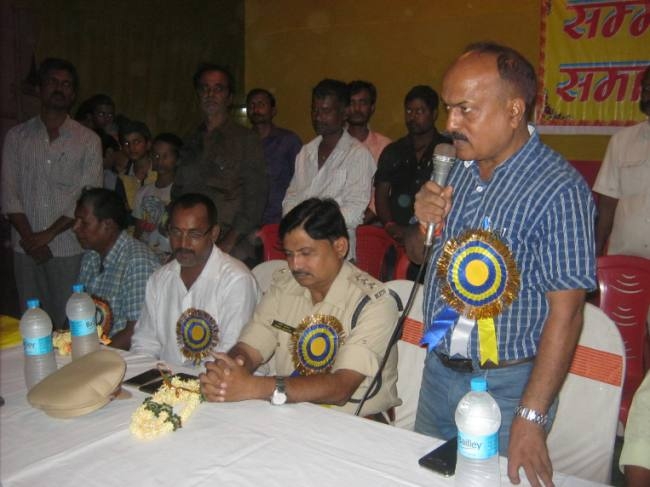 पूजा कमेटी ने प्रशासनिक अधिकारी को किया सम्मानित - DFSAF