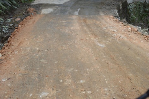 मिट्टी के ऊपर विछाया जा रहा डामर