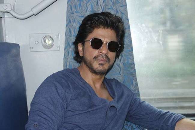 क्या शाह रूख़ को ट्रेन से यात्रा करने का हक़ नहीं जावेद अख़्तर ने उठाया ...