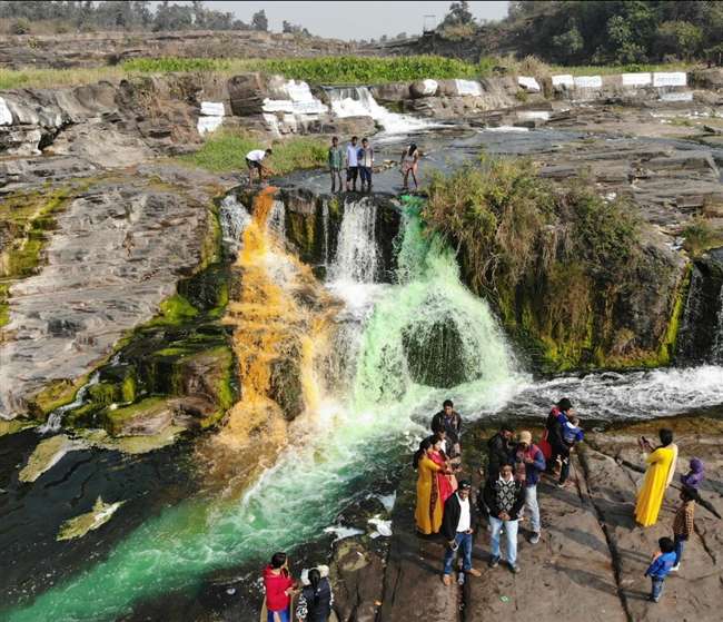 इस फॉल में बह रही तिरंगे की धारा, आप भी देख कर हो जाएंगे दंग - Flowing ...