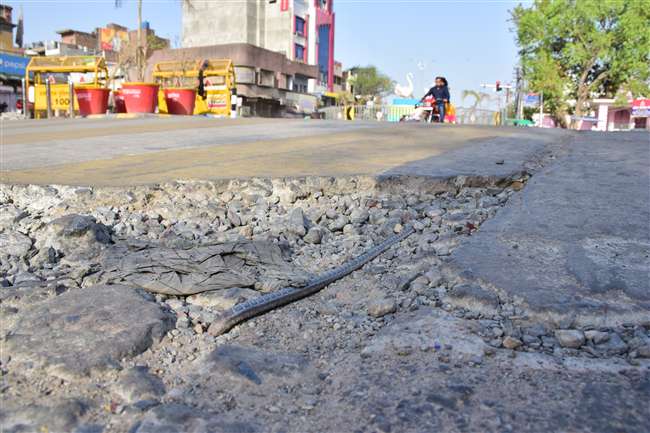 ढाई महीने में ही टूटने लगे टेबल टॉप स्पीड ब्रेकर - Table top speed ...