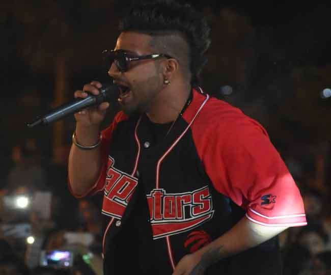 पंजाबी गायक सुखी की दमदार प्रस्तुति से झूम उठे छात्र - Punjabi singer ...