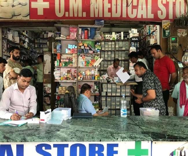 जनसुनवाई पोर्टल पर शिकायत के बाद ओम मेडिकल स्टोर पर छापा, दवाएं सील ...