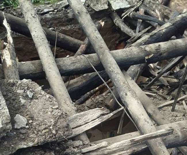 अल्‍मोड़ा में लगातार बारिश से एक मकान ध्‍वस्‍त - One house collapse due ...