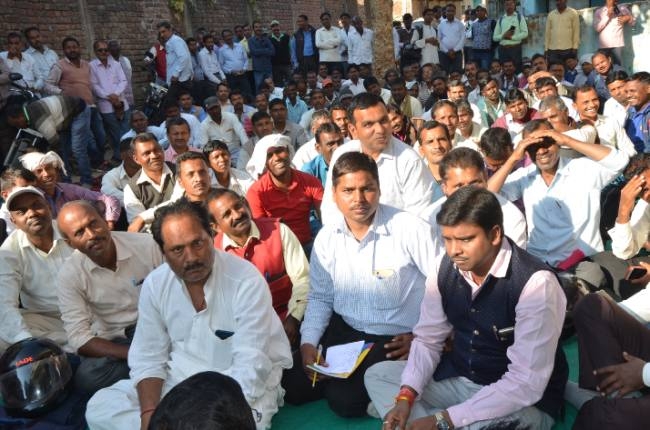 पारा शिक्षकों ने घेरा विधायकों के आवास पारा शिक्षकों ने घेरा विधायकों के आवास