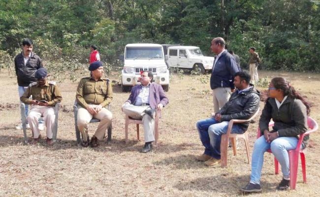 वन विभाग व पुलिस की मौजूदगी में दफनाया हाथी का शव