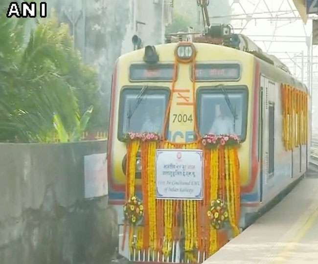 क्रिसमस गिफ्ट: मुंबई में शुरू हुई देश की पहली एसी लोकल ट्रेन - Indian ...