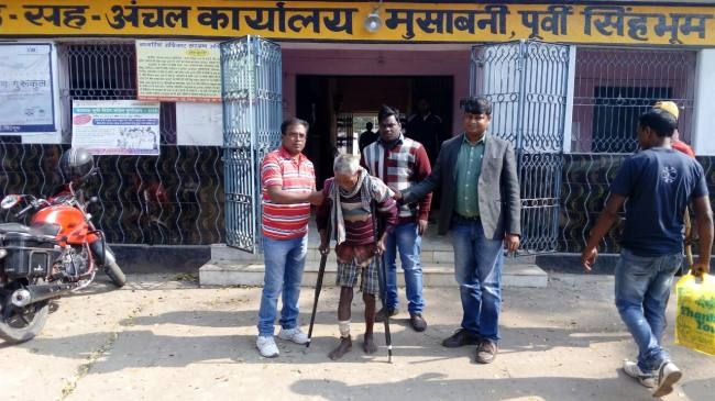 वृद्ध बहादुर को बीडीओ ने दी बैशाखी