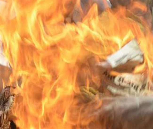 तंवर का पुतला फूंकने वालों पर शिकंजा दो गिरफ्तार - Burning effigies ...