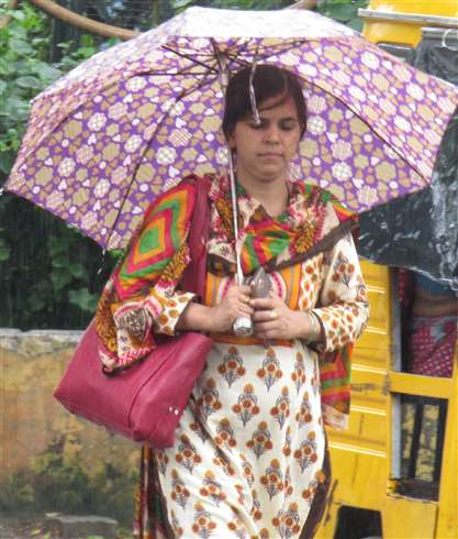 बारिश से मौसम का मिजाज बदला, गर्मी से राहत Badaun News