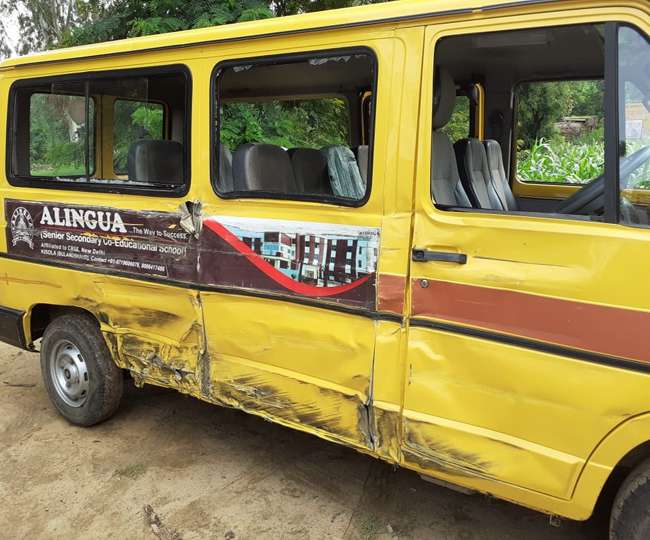 बुलंदशहर में मिनी ट्रक से टकराई स्कूली वैन दो छात्र घायल Bulandshahr ...