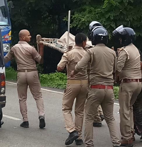 चोलापुर में बिजली के करंट से दो लोगों की मौत, लोगों से छीनकर पुलिस शव ...