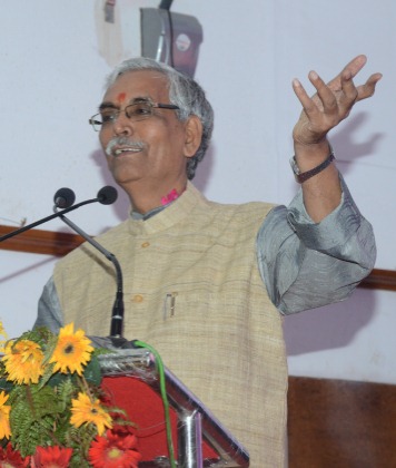 अकेलेपन में जिंदगी का आनंद देती है पुस्तक - dr baldev bhai sharma honoured