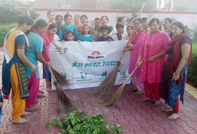 महिलाओं ने मंदिर से किया स्वच्छता मुहिम का आगाज - Women inaugurate ...