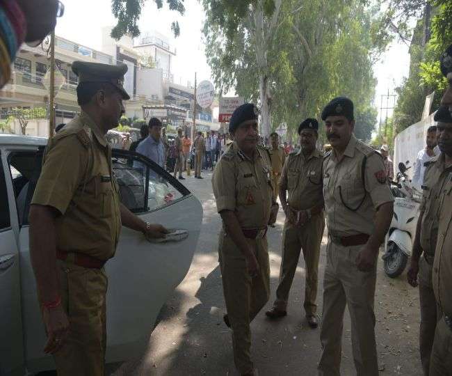 पुलिस भर्ती परीक्षा: वाट्सएप से पेपर आउट के बाद लखनऊ में यूपी DGP ने ...