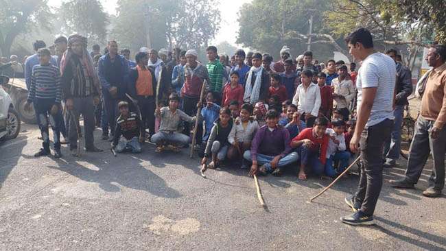 अलीगढ़ में किसानों का सड़क पर फूटा गुस्सा गायों के अस्पताल व चौकी पर ...