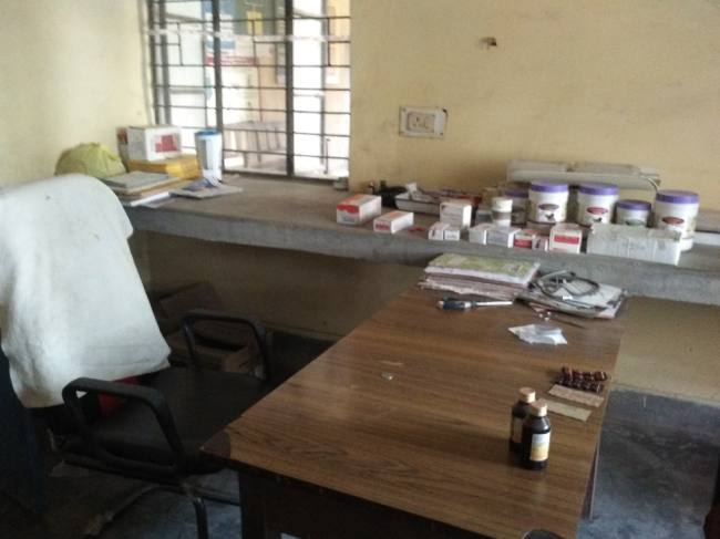 अव्यवस्था के बीच चल रहा अस्पताल - Hospital walking between clutter