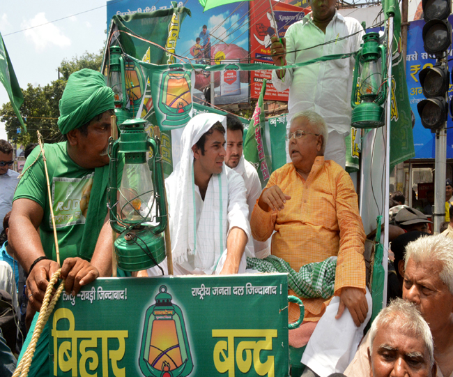 'राज' नीति के इस चौराहे से लेफ्ट-राइट कर निकले कई दिग्गज, जानें कहां है ...