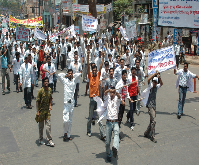 'राज' नीति के इस चौराहे से लेफ्ट-राइट कर निकले कई दिग्गज, जानें कहां है ...