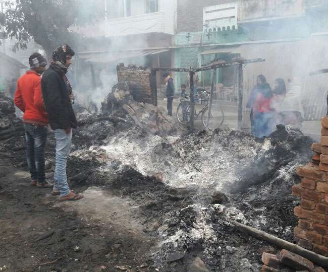 अचानक लगी आग, चार दुकान समेत लाखों की संपत्ति हुई राख - property worth ...