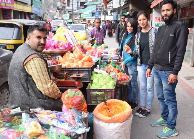 कुल्लू में होली के लिए सजने लगे बाजार