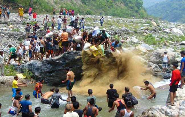 मौण मेले पर अगलाड़ नदी में उमड़ा ग्रामीणों का सैलाब - Famous Muna Mela ...