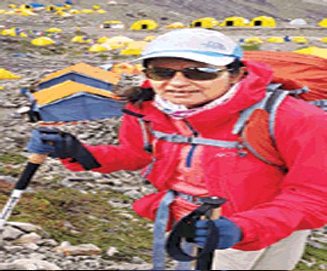 हौसले को सलाम, IPS अपर्णा ने फहराया 8वीं सबसे ऊंची चोटी पर तिरंगा