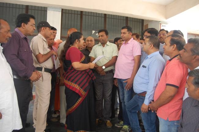 व्यापारियों ने गिरफ्तारी के लिए सौंपा उपायुक्त को ज्ञापन - fdsgh