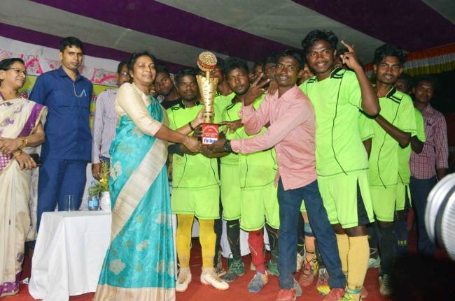 विजेता व उपविजेता टीम को मंत्री ने किया सम्मानित - Winner and runner-up ...