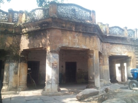 अव्यवस्थाओं से घिरा मिनी वृंदावन - Mini Vrindavan surrounded by clutter