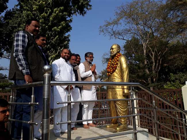 व्यक्ति चला जाता है मगर दुनिया में उसके विचार शेष रह जाते हैं : नीरज ...