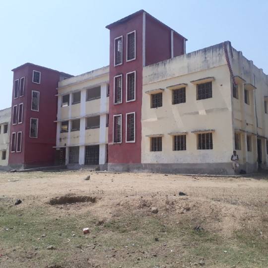 मॉडल स्कूल का भवन बना है रैन बसेरा