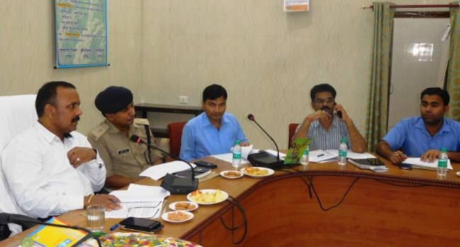 लंबित मिले आवेदन तो बैंक प्रबंधक होंगे जिम्मेदार - dm meeting