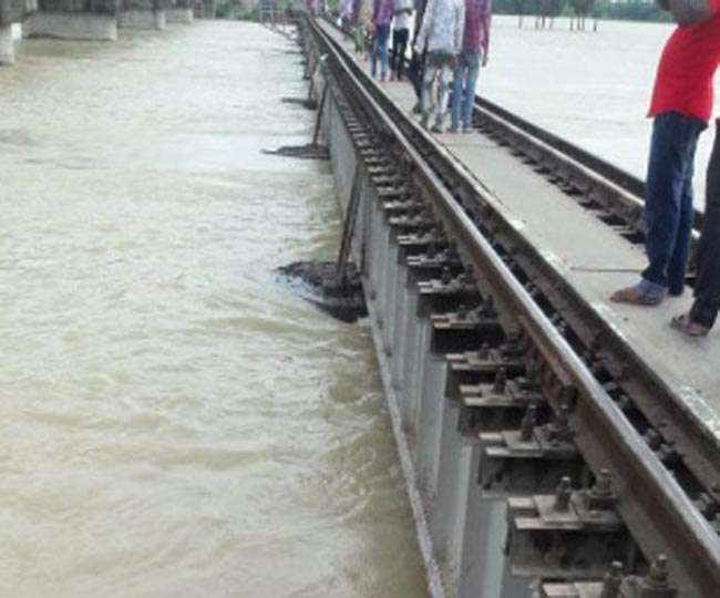 Bihar Flood समस्‍तीपुर-दरभंगा रेल ट्रैक पर पानी का भारी दबाव ट्रेनों का ...