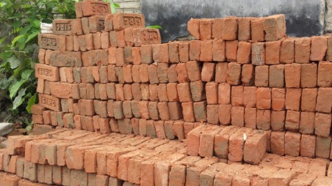 विद्यालय भवन निर्माण में घटिया सामग्री के उपयोग से रोष - Fury of the ...